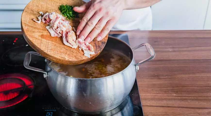 Soupe fumée de Pois, Ajoutez de l'ail, du bacon et des verts en soupe