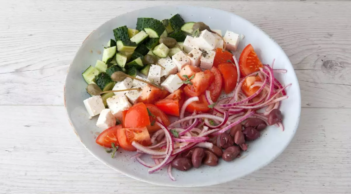 Salade grecque avec du fromage, des rangées pour mettre des ingrédients
