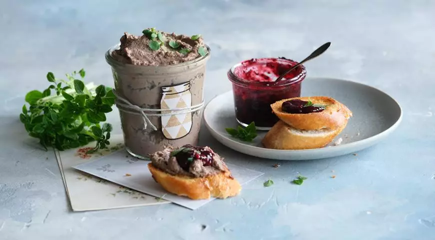 Pate of duck isibindi nge-port and currant sauce