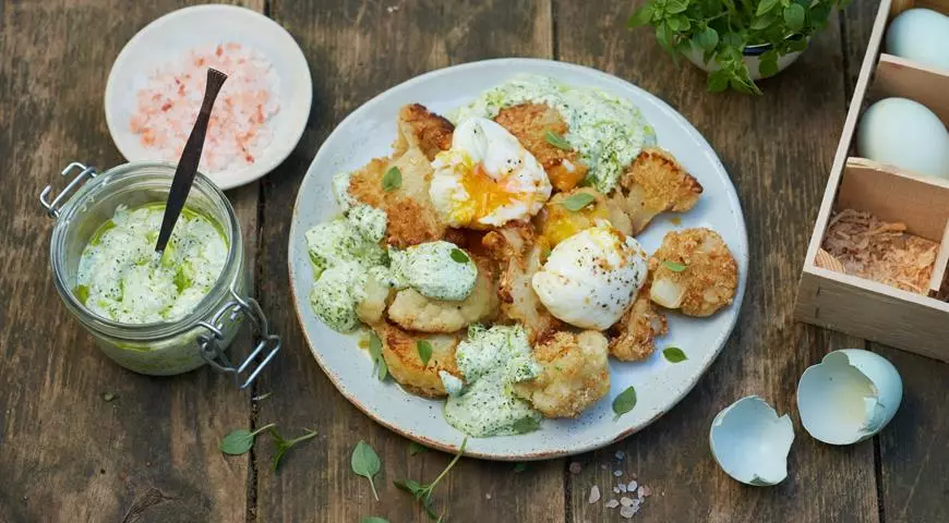 Cauliflower in breadcrumbs with sour cream sauce