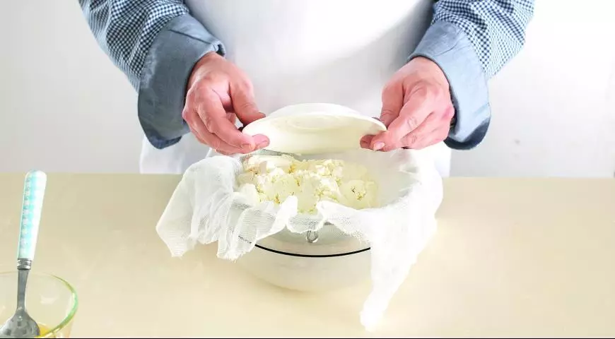 Stock Foto Cooking Recipe: Puff pastry na may cottage cheese at honey, step number 1