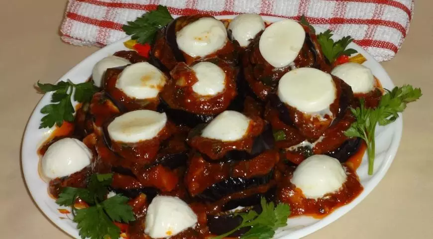 Foto foto gatavošanas recepte: uzkodas no baklažāniem un mozzarella, soli №11