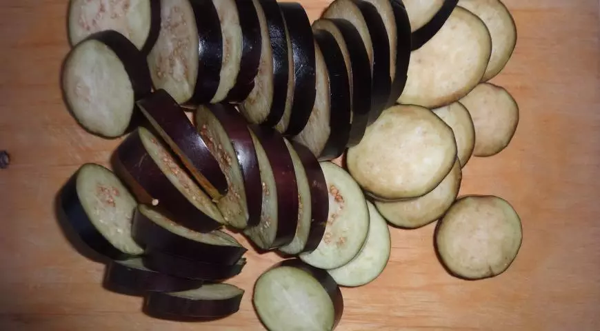 Ang resipe sa Stock Foto Pagluto: Snack gikan sa mga eggplants ug mozzarella, lakang numero 1