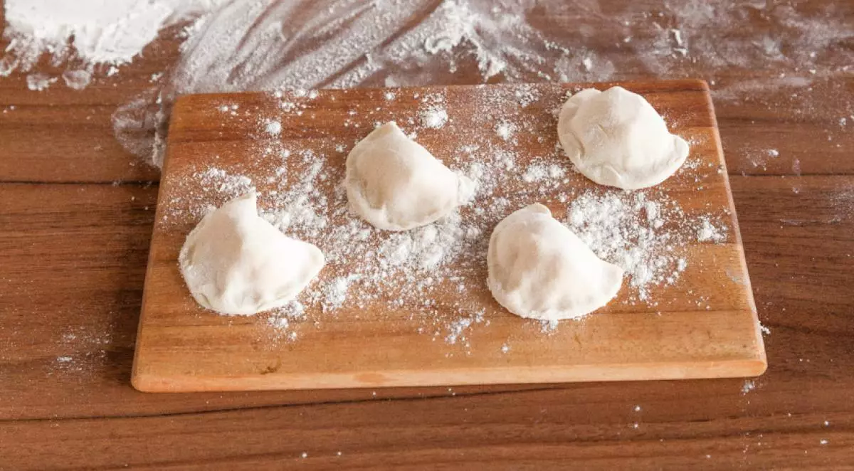 Dumplings na may cottage cheese, mga kamay upang itago ang mga gilid