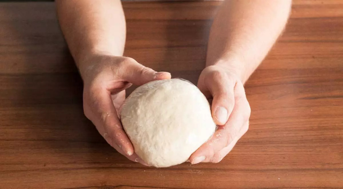 Dumplings le cáis teachín, rolladh an liathróid ón taos