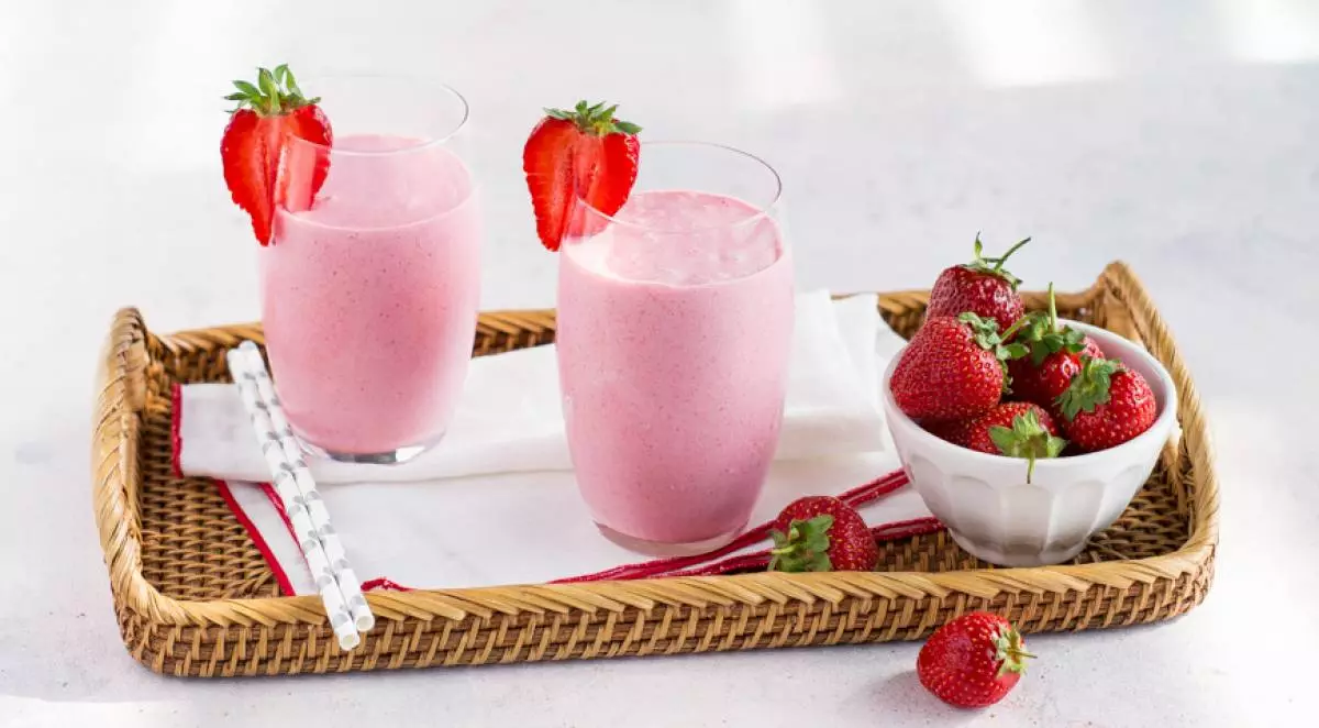 Strawberry Milk Cocktail, Sand