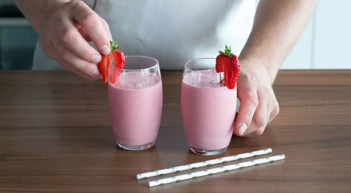 Strawberry milk cocktail, magdagdag ng yelo at swag.