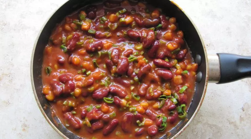 Prepare acute sauce with beans for filling cakes
