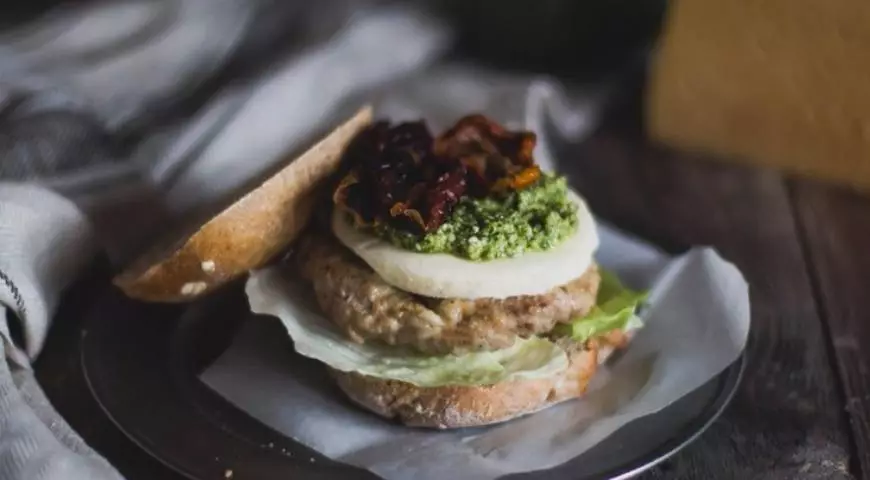 Samenstelling: rundvleespulp, ui, zout, zwarte peper, verse tomaten, gedroogde tomaten, kokosnoten suiker, oregano, tijm, kaas cheddar, komkommers, romano salade / ijsberg, volkoren tarwemeel, eieren, melk, kokosnoot olie extra maagd, gist, havergrutten. Calorie per 100 gram: 147 Kcal. Eiwitten: 10,3 g. Vet: 4,2 g. Koolhydraten: 17 g. 96025_1