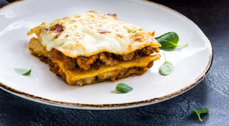 Lasagna dengan jamur, sayuran dan daging