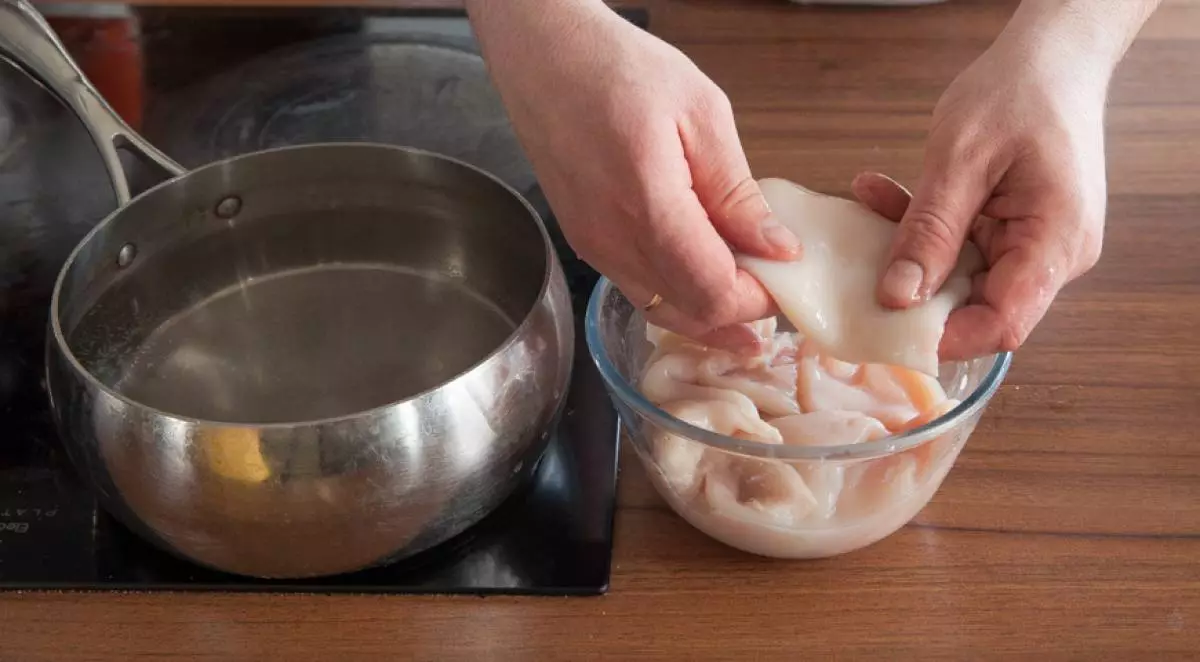 Squid diisi dengan udang, menyiapkan bangkai cumi-cumi