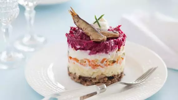 Sprat-Salat unter einem Pelzmantel, Schritt-für-Schritt-Rezept mit Fotos