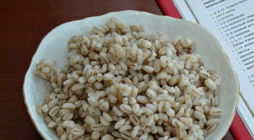 Estoque foto cozinhar receita: salada grega com cevada, passo número 1