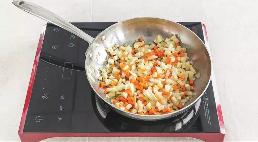 Photo de la préparation de la recette: Perlovka frit avec des légumes, étape numéro 3