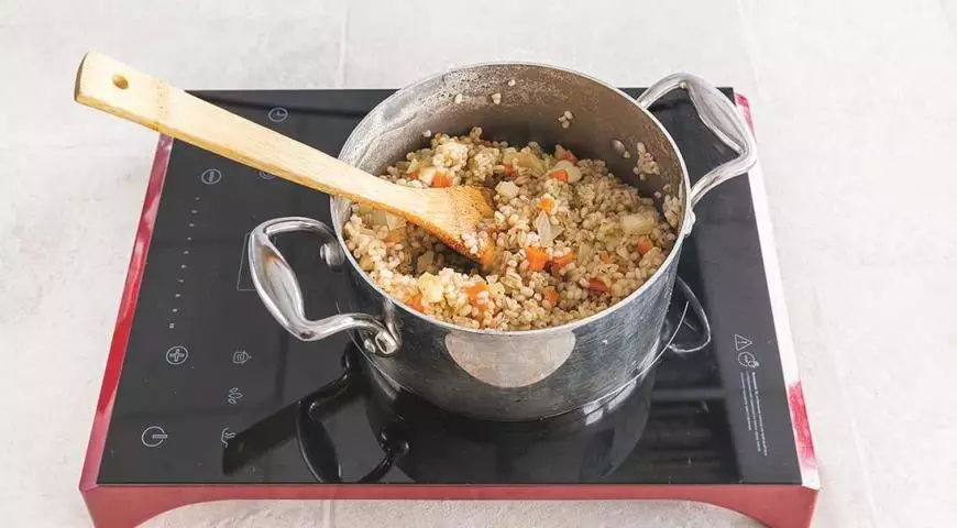 Stock Foto Cooking recipe: fried barley with vegetables, step №4