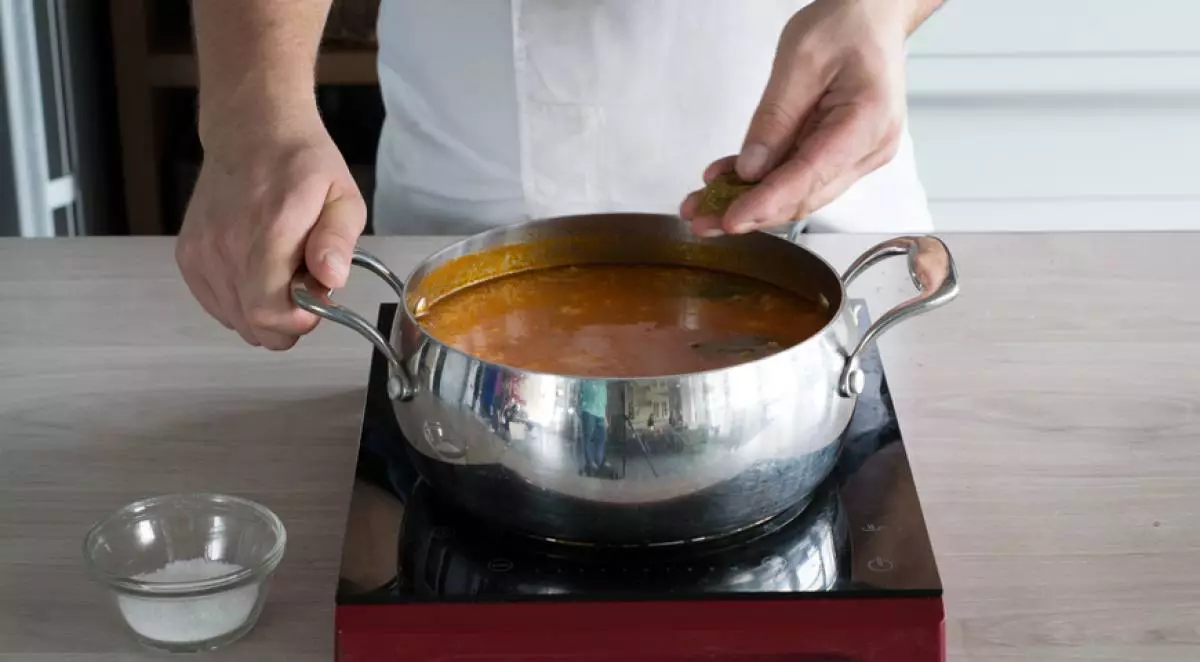 Zupa wołowa Harcho, dodaj orzechy włoskie, chmielniki i sok z granatu