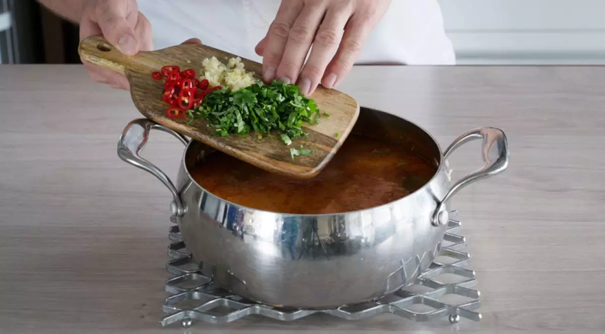 Harcho liellopu zupa, pievienojiet zaļus zaļus un piparus uz zupu