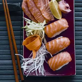 Japansk Sushi og Sashimi, trinnvis oppskrift med bilder
