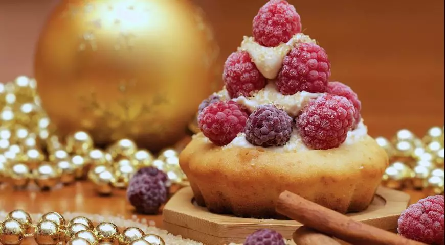 Cupcakes-cupcakes with raspberries and cream