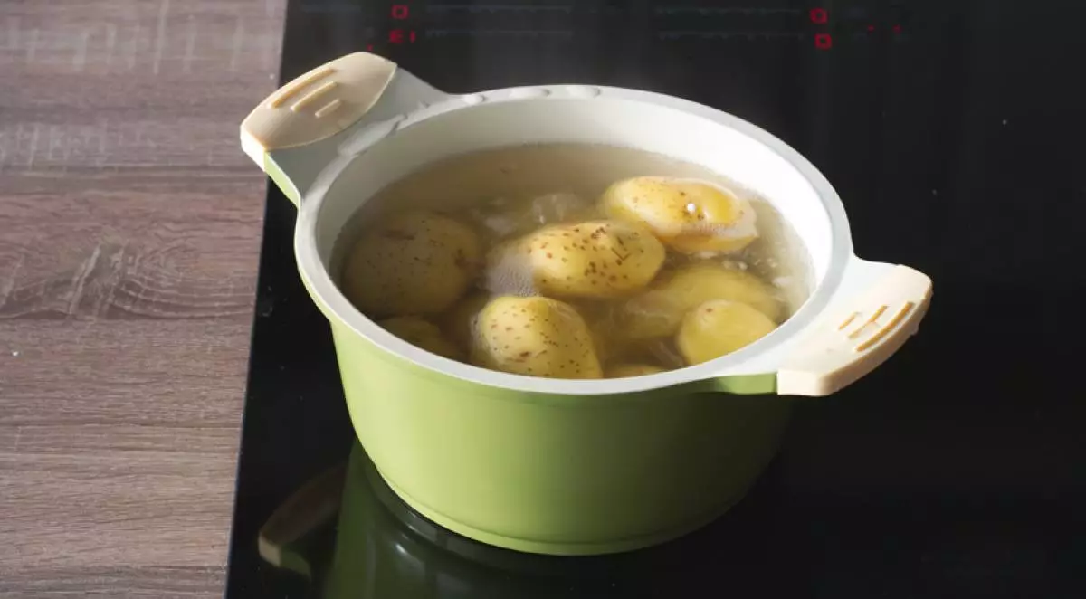 Pancake di patate in una padella, lavare le patate e mettere in una casseruola