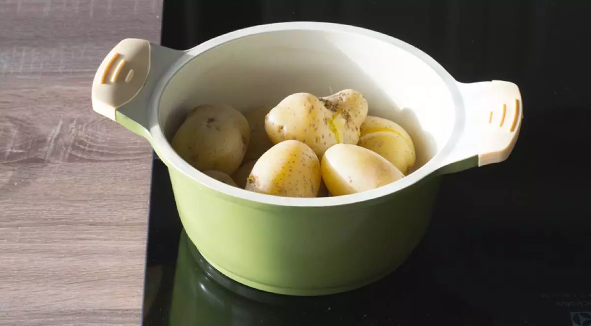 Potato pancakes in a frying pan, dare potatoes and dry it slightly