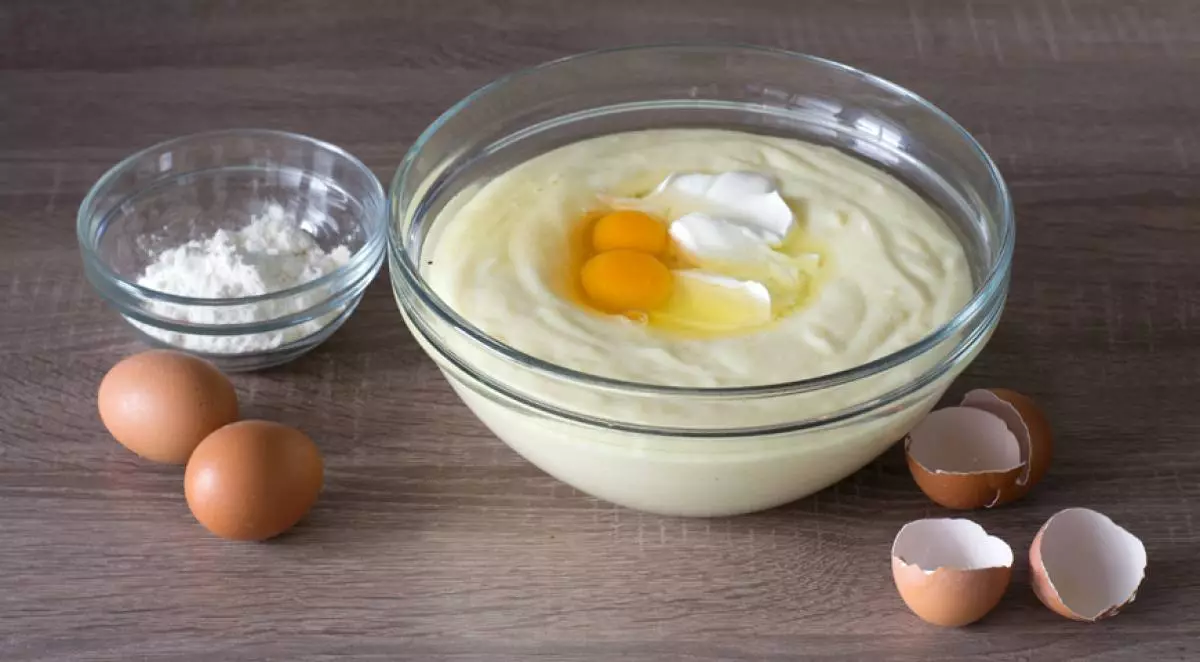 Potato pönnukökur í pönnu, bæta við eggjum og sýrðum rjóma í puree