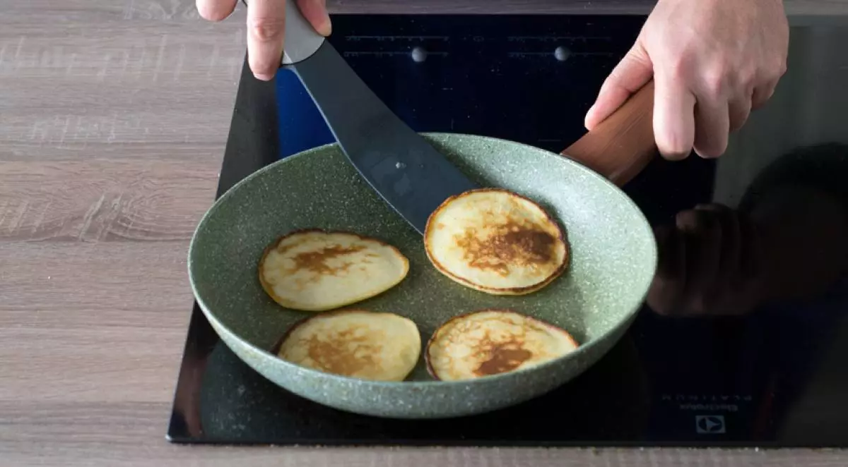 Goreng kentang dalam wajan, pancake api di wajan