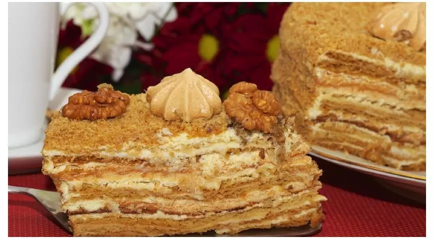 Honey cake na may layer meringue.