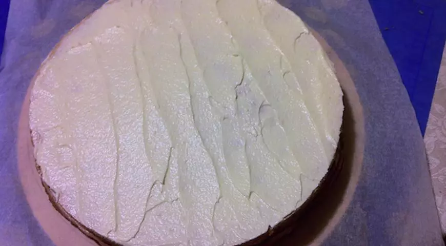 Ezti tarta bat biltzen dugu geruza meringue batekin