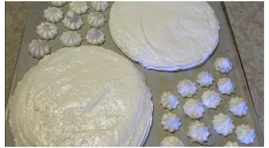 Bake Korzh-Meringue fir Kuch