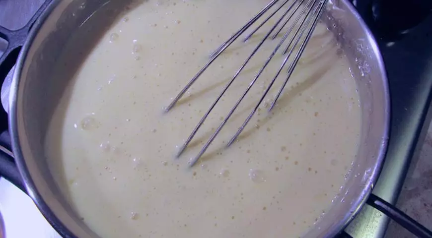 Aquecer a mistura de mel e óleo para cozinhar bolos de mel