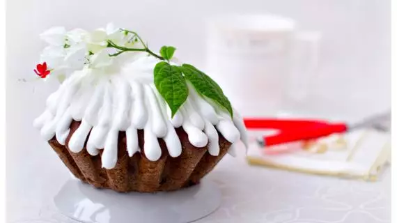 Cupcake Chocolate Lachy karo Cherry "primvevet", resep langkah-langkah kanthi foto