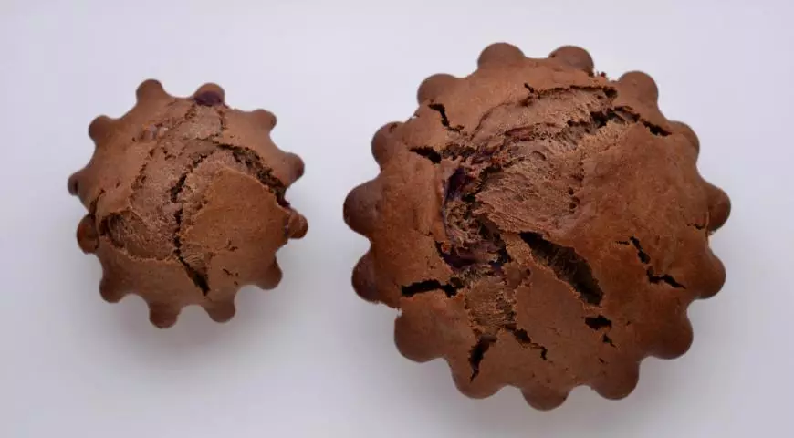 Cupcakes au chocolat maigre avec cerise jusqu'à la préparation