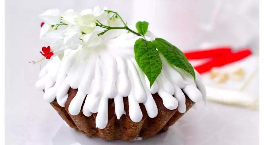 Prepare um fondant e aplique-o para um cupcake de chocolate magro com cereja