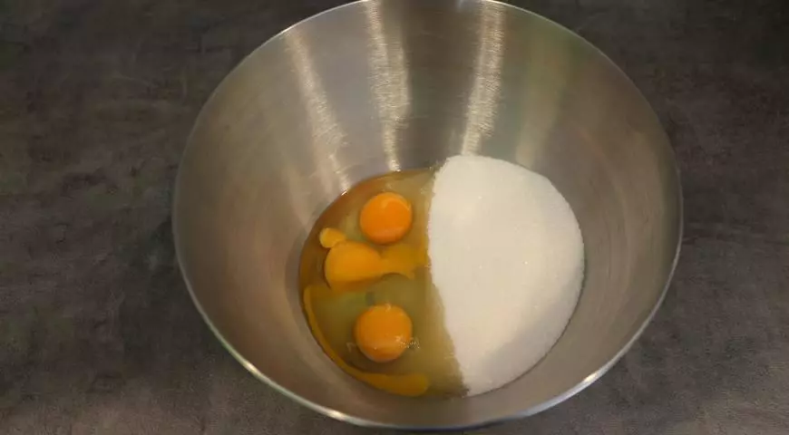 Whip telur dengan gula