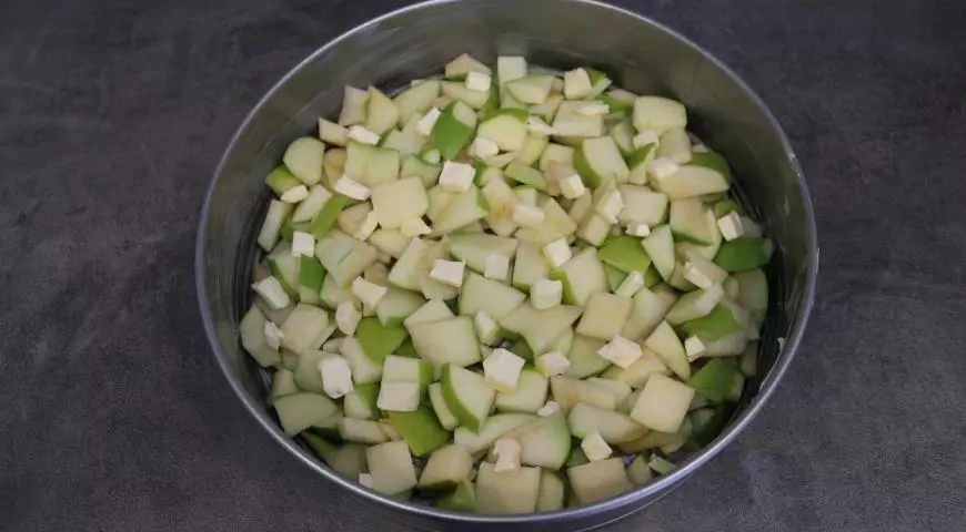 Na forma de cocción, establece as mazás e as pezas de manteiga