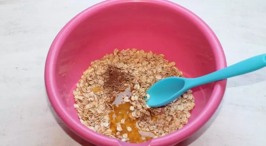 Fotografiranje recept: med granola s cimetom i suho voće, korak br. 2