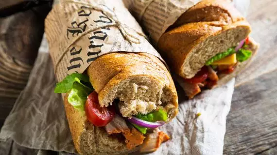 Ikel fit-triq: sandwiches, torti, platti tal-laħam, platti veġetali