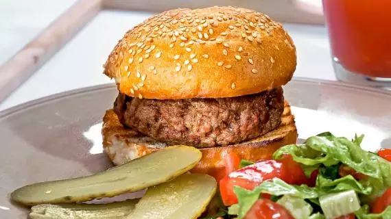 Burger Elvis gyda salad, rysáit gam-wrth-gam gyda lluniau
