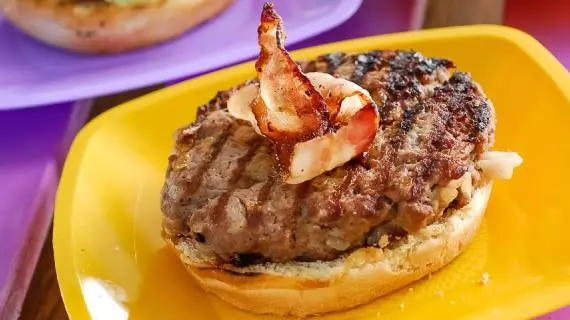 Најмногу вкусни хамбургери, чекор-по-чекор рецепт со фотографии