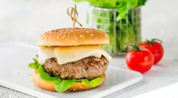 Hamburger kambing dengan resep keju, langkah demi langkah dengan foto