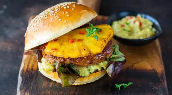 Hamburgerë me speca të ëmbël dhe pineapples, recetë hap pas hapi me foto