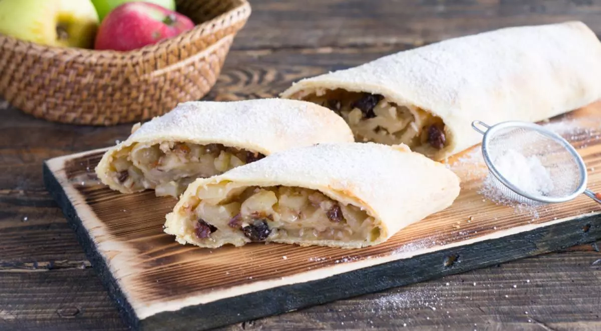 Strudel with apples, dish ready