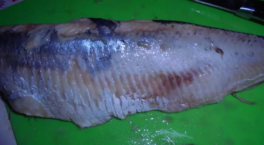 Membersihkan herring dan dipotong menjadi kepingan