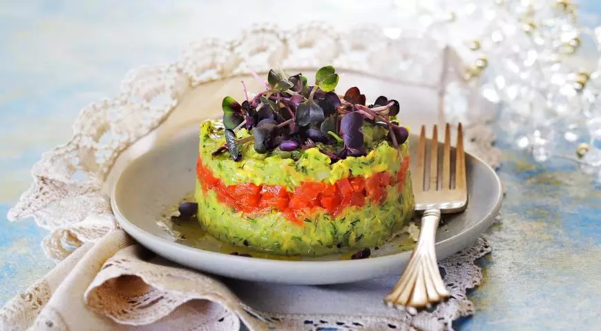 Salad alpukat dengan mentimun dalam 15 menit, resep langkah demi langkah dengan foto