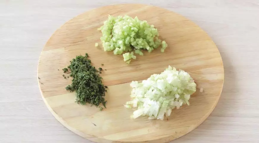 Stock foto gatim recetë: salad avokado me kastravec në 15 minuta, numri i hapit 2