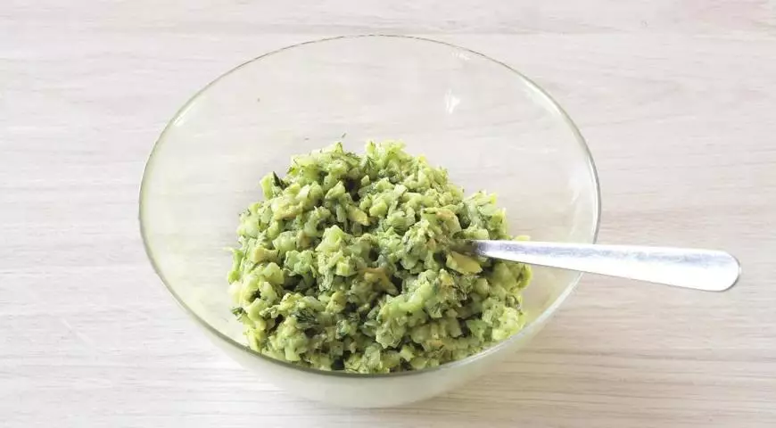 Фото приготування страви: Салат з авокадо з огірком за 15 хвилин, крок №3