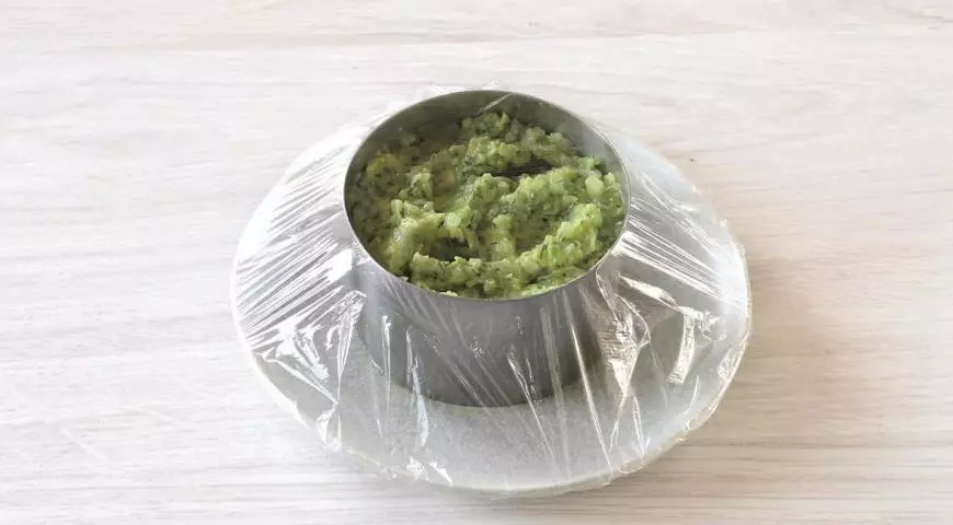 Stok Fotoğraf Yemek tarifi: 15 dakika içinde salatalık ile avokado salatası, adım 5
