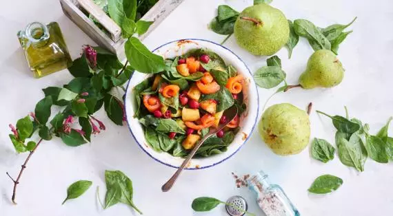 Salade met gekarameliseerde appels, lingonberries en zalm, stapsgewijs recept met foto's