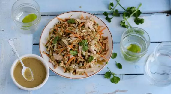 Пилешка салата със зеленчуци и фъстъчено превръзка, стъпка по стъпка рецепта със снимки